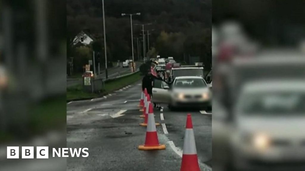 Caerphilly roadside fight holds up traffic
