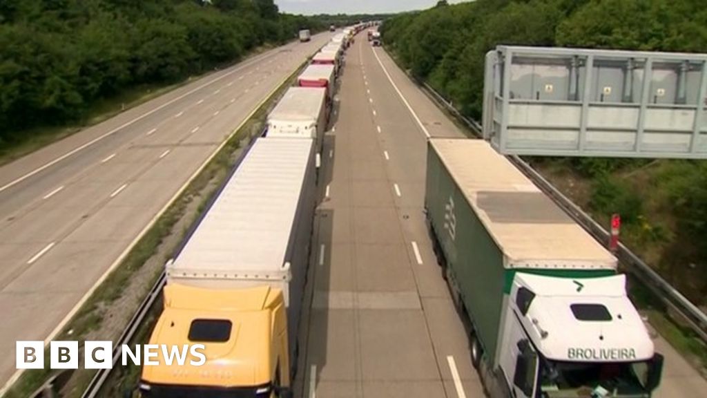 Calais migrants: Traffic in Kent eases as Operation Stack ends - BBC News