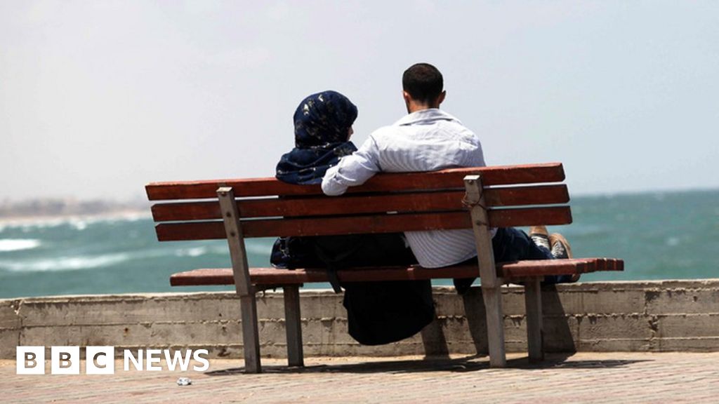 Love in a time of conflict - BBC News