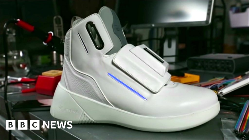 The trainers featuring a mini screen and other tech news - BBC News