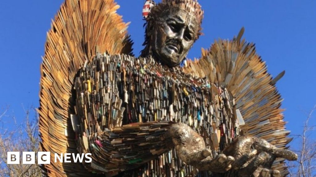 Knife Angel: Vigil held in Hull for victims of crime