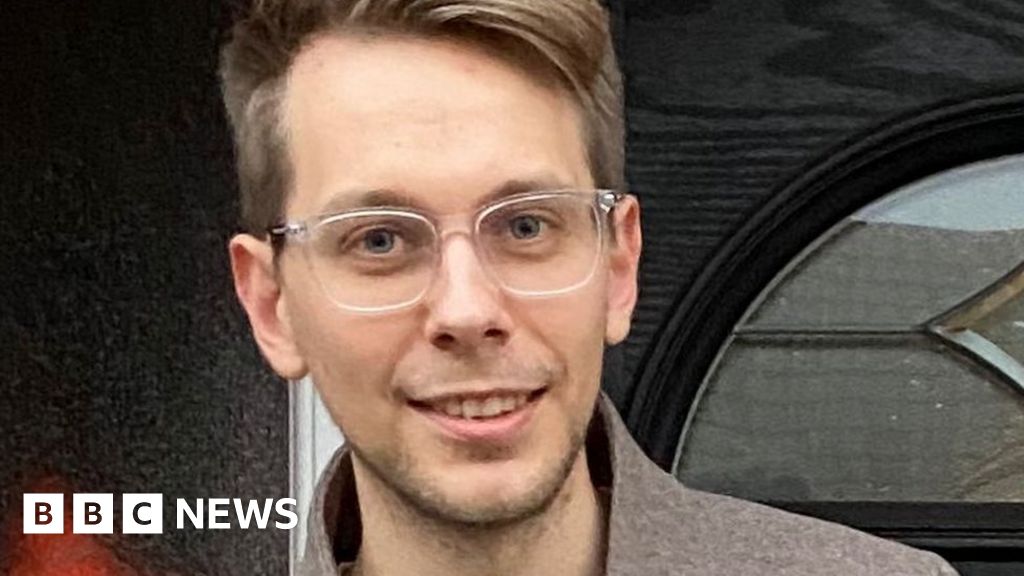 'Worst nightmare' for Ukrainians in UK watching invasion - BBC News