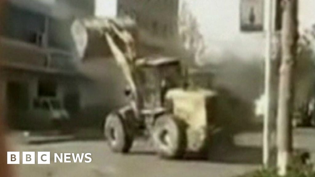 Chinese diggers battle in the street - BBC News