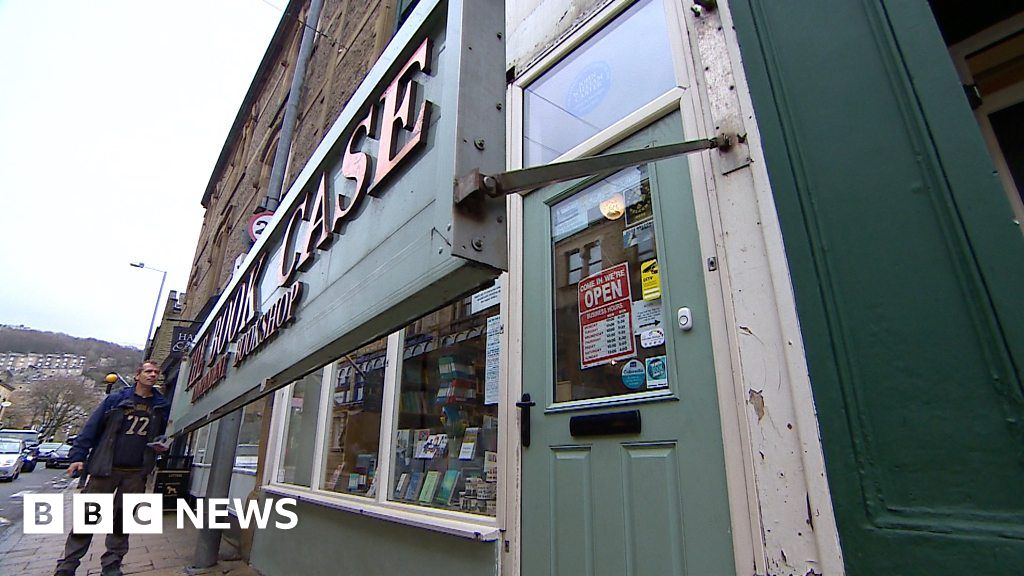 Hebden Bridge shop sign protects store from flooding - BBC News