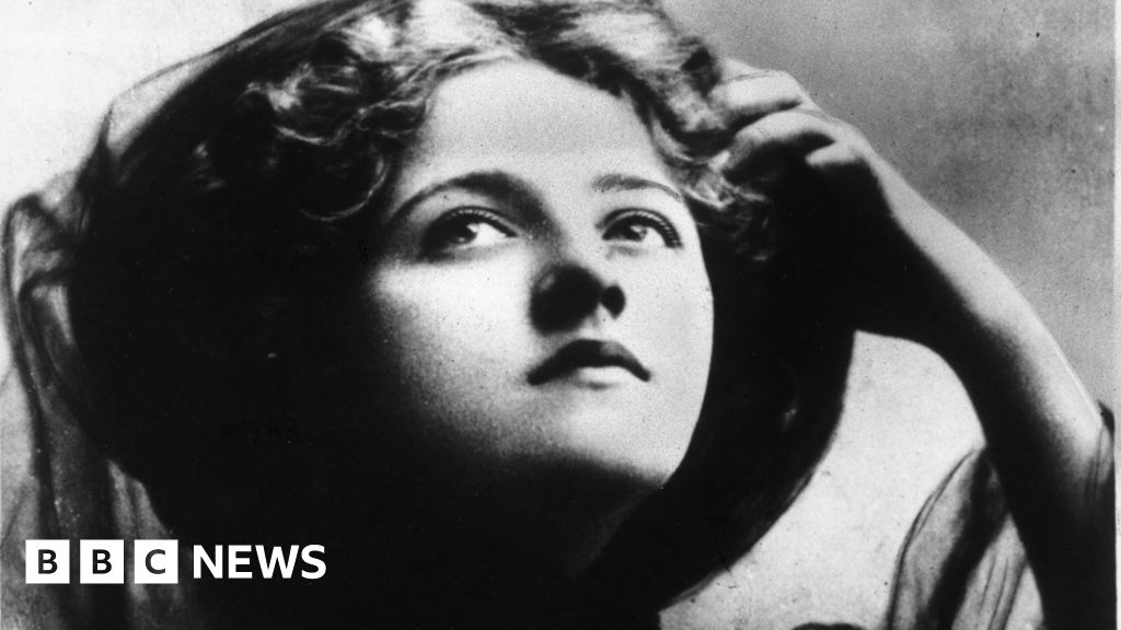 Britain's first beauty queen Ivy Close is back in the frame - BBC News