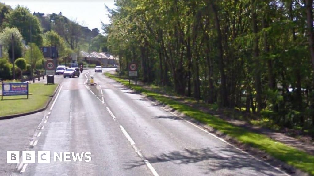 Man arrested after police car chase crash in Peebles - BBC News
