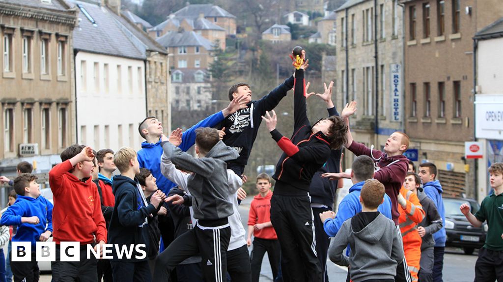 In pictures: Uppies battle the Doonies in Jedburgh's ba' game - BBC News