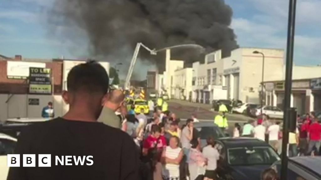 Perivale fire: Huge blaze at west London warehouse - BBC News