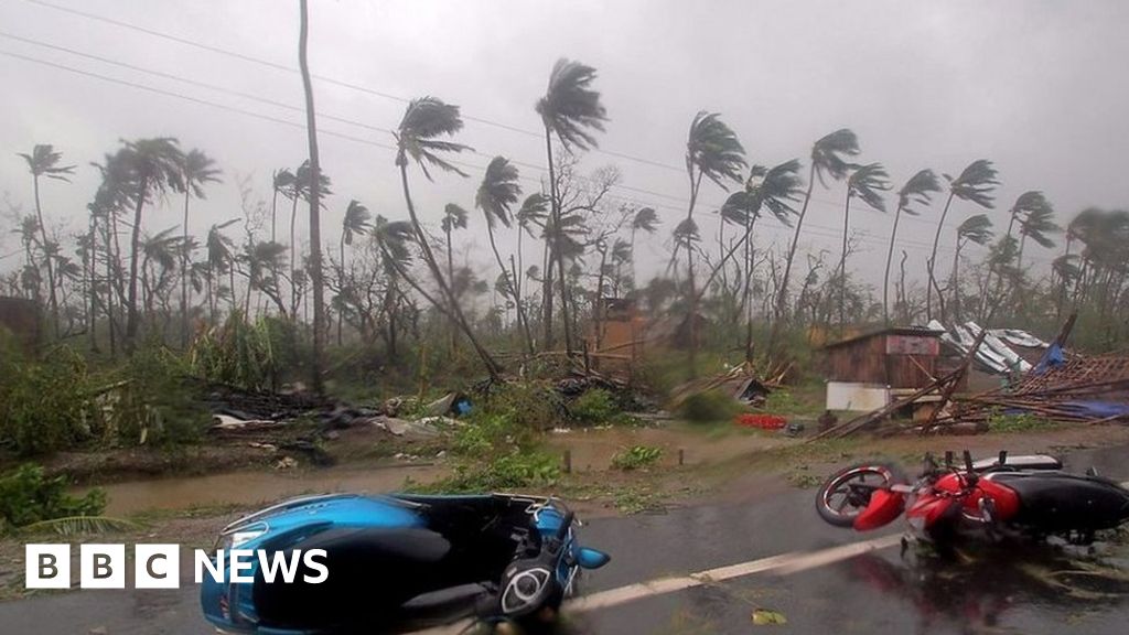 Cyclone Fani hits India's east coast - BBC News