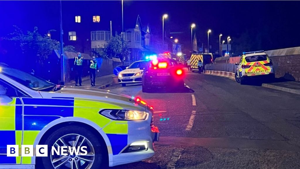 Leeds police chase crash: Man dies after car fails to stop - BBC News