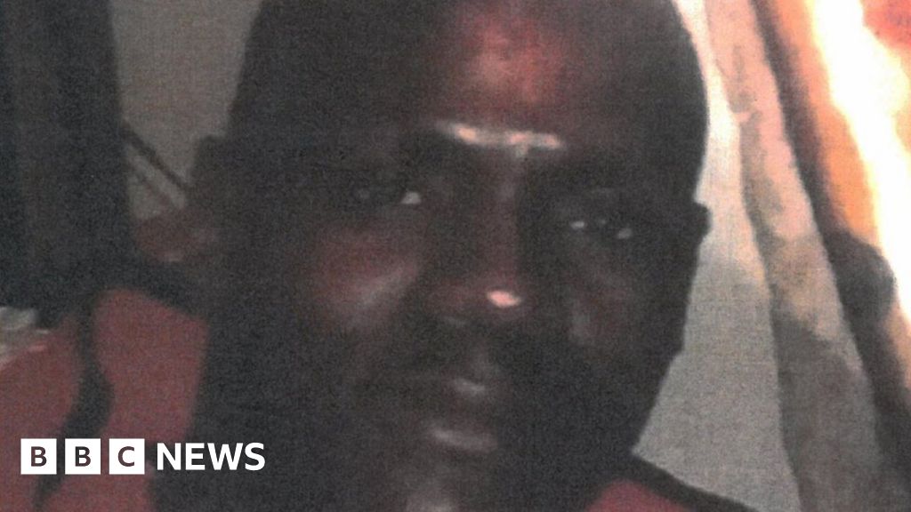 South Africa murder probe: Second man wanted over killings - BBC News