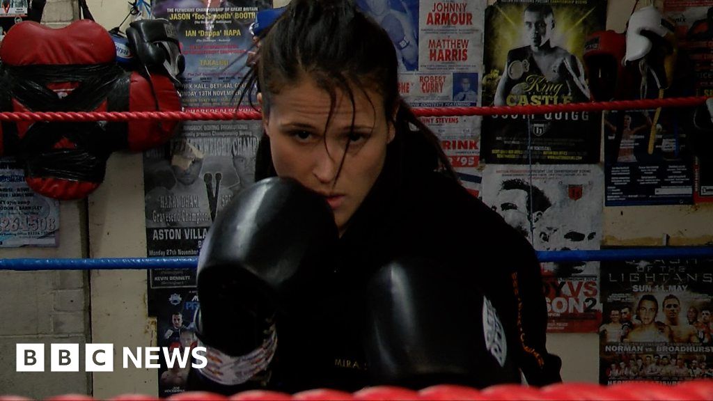 Derbyshire mum balancing parenting, work and boxing - BBC News