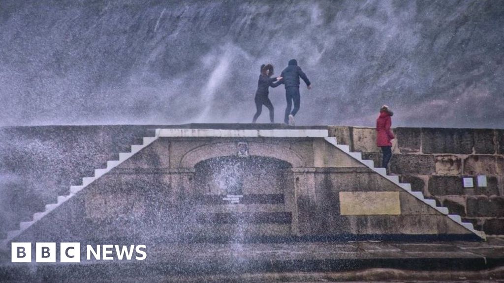 Storm Imogen leaves homes without power in Dorset - BBC News