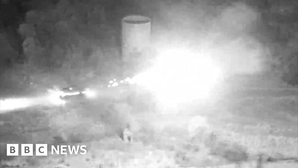 The illegal gold fuelling gang battles in South Africa - BBC News