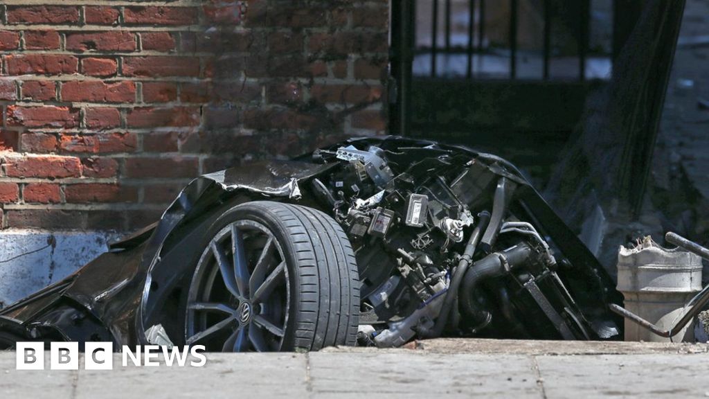 Fatal crash after police flag down car in Kensington - BBC News
