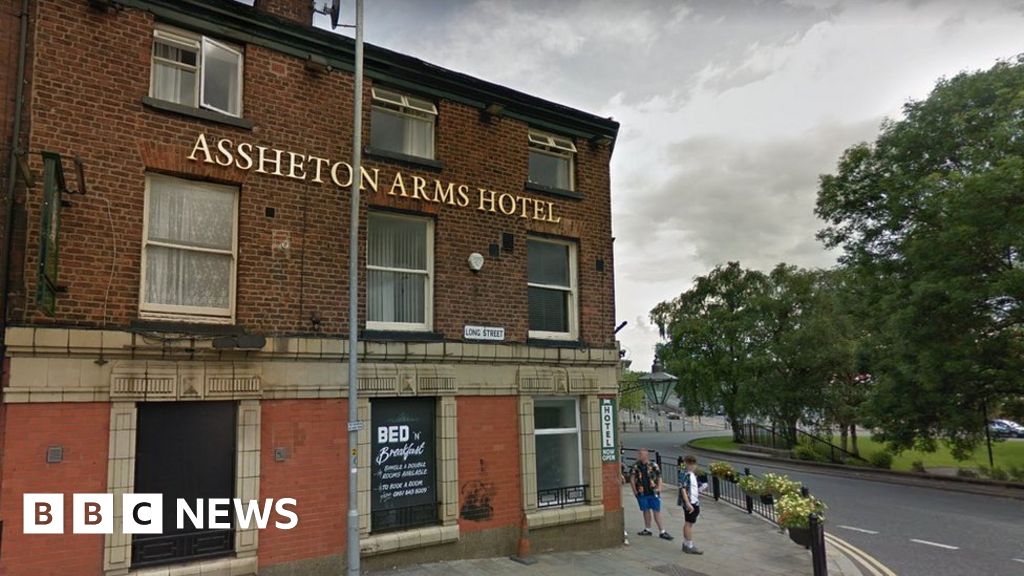 Police officer 'stamped on' in Middleton pub fight - BBC News