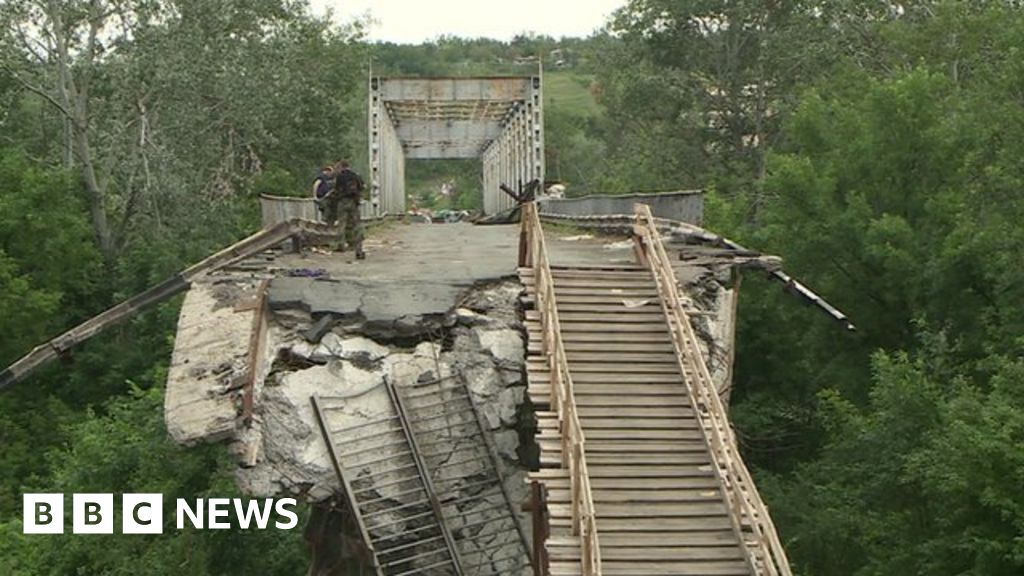 Ukraine crisis: The bridge out of rebel territory - BBC News