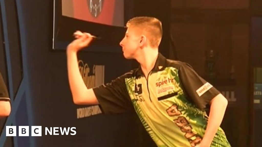 Darts player, 17, joins top flight - BBC News