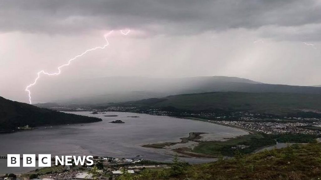 Lightning strike near Fort William captured in phone image - BBC News