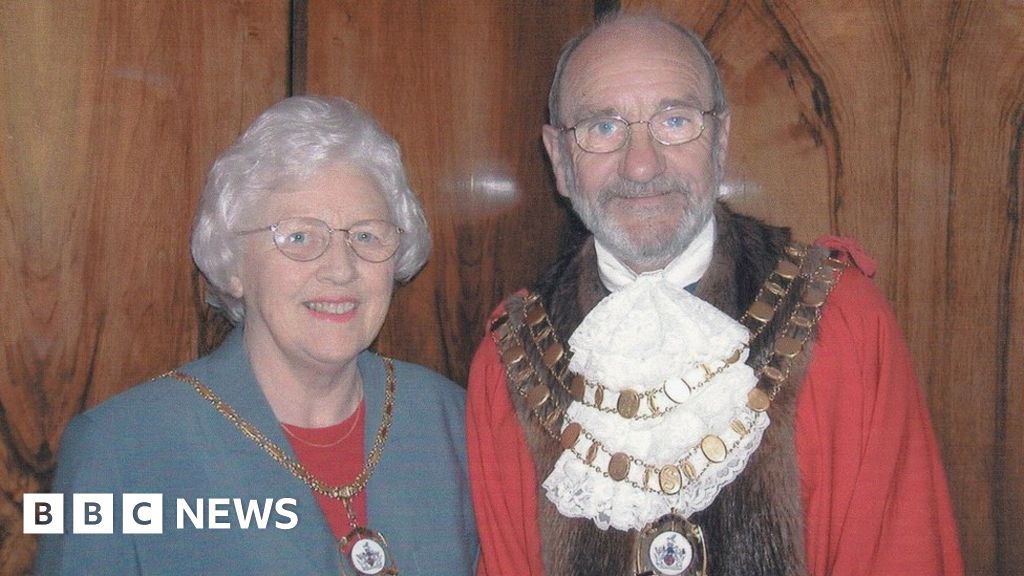Swindon ex-mayor Derek Benfield was 'a friendly and witty man' - BBC News