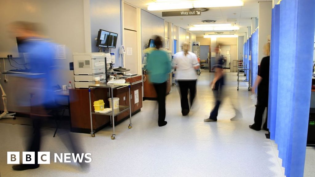 EU referendum: Brexit 'could damage NHS', health boss warns - BBC News