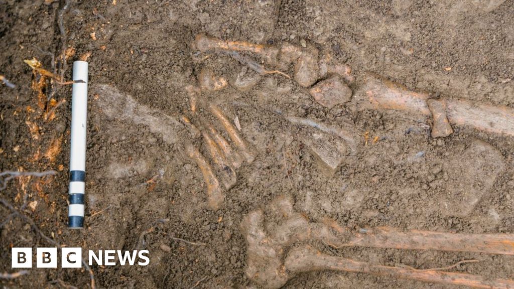 Storm unearths medieval skeleton of man in County Sligo - BBC News