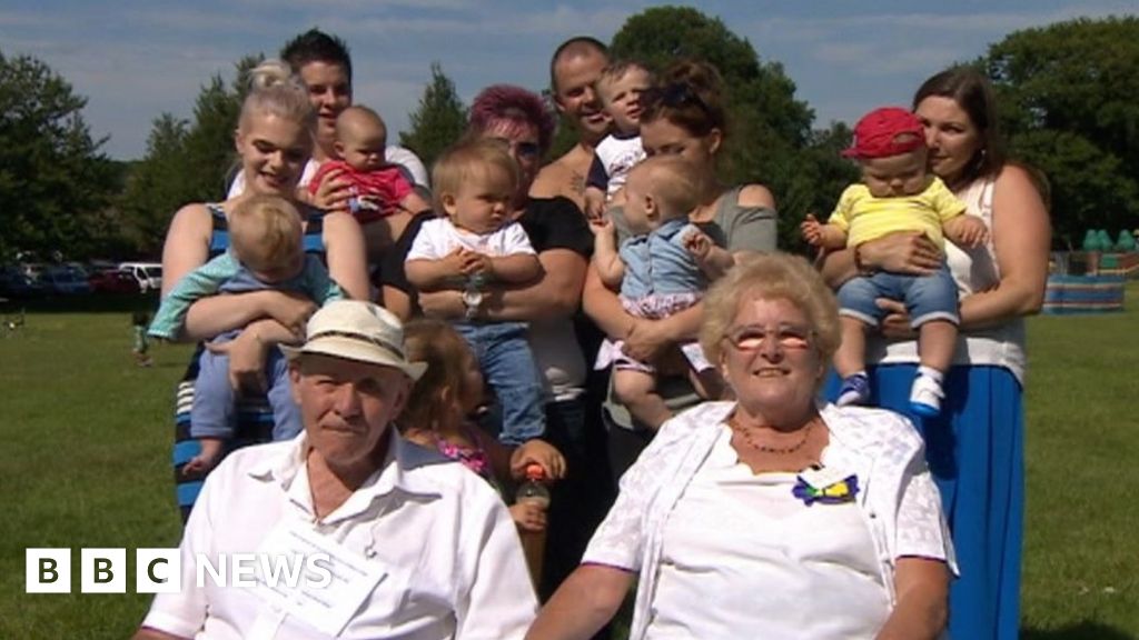 About 100 members of the Cole family share picnic - BBC News
