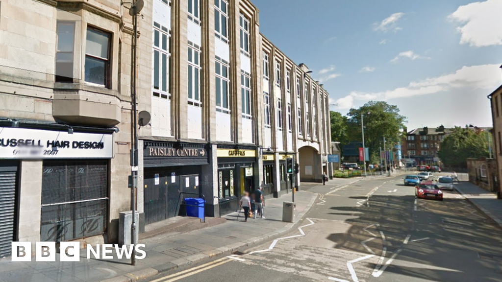 Man arrested over 'attempted murder' in Paisley - BBC News