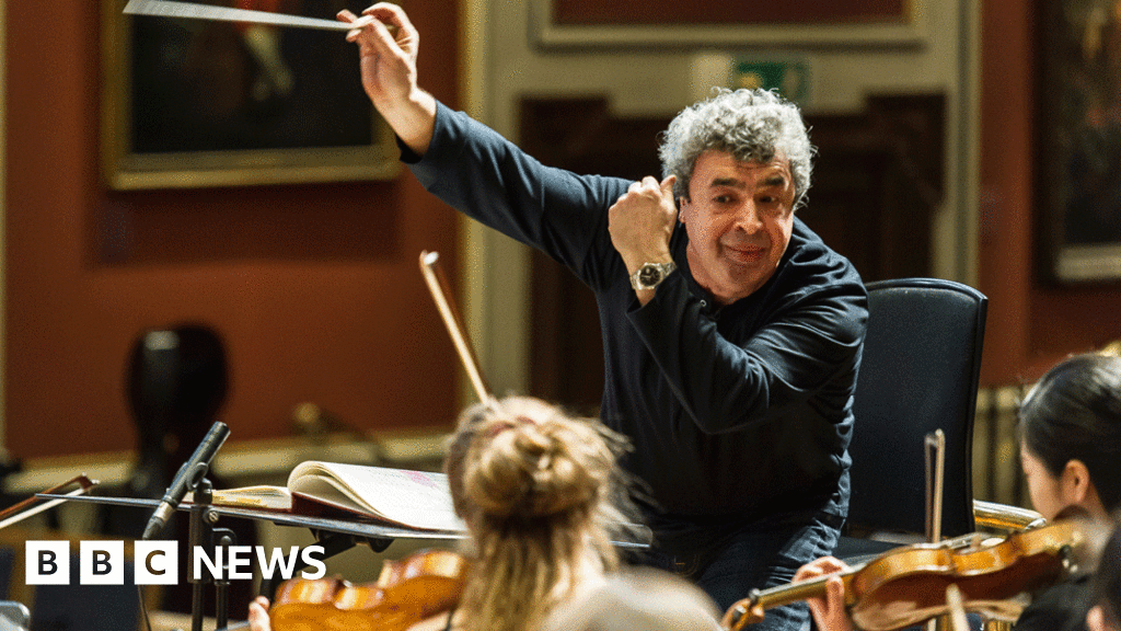 Conductors share Proms orchestra - BBC News