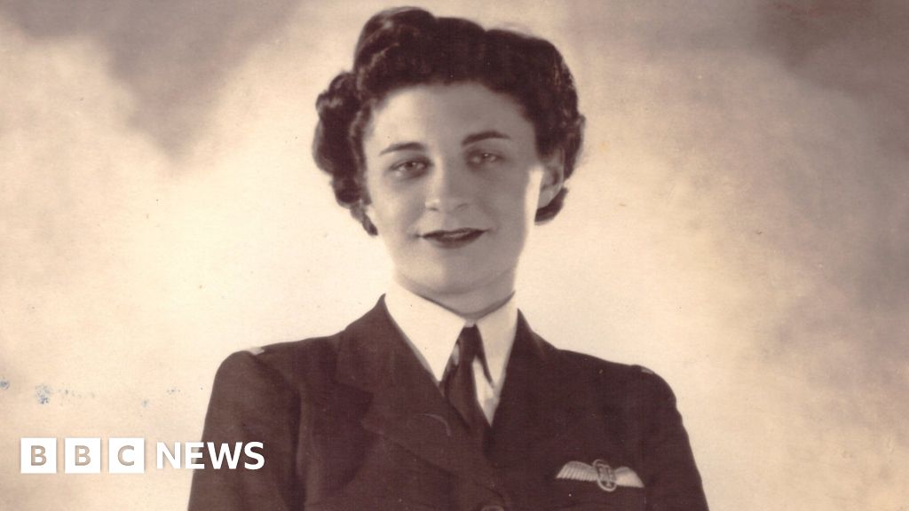 Spitfire Woman Molly Rose remembered at service - BBC News