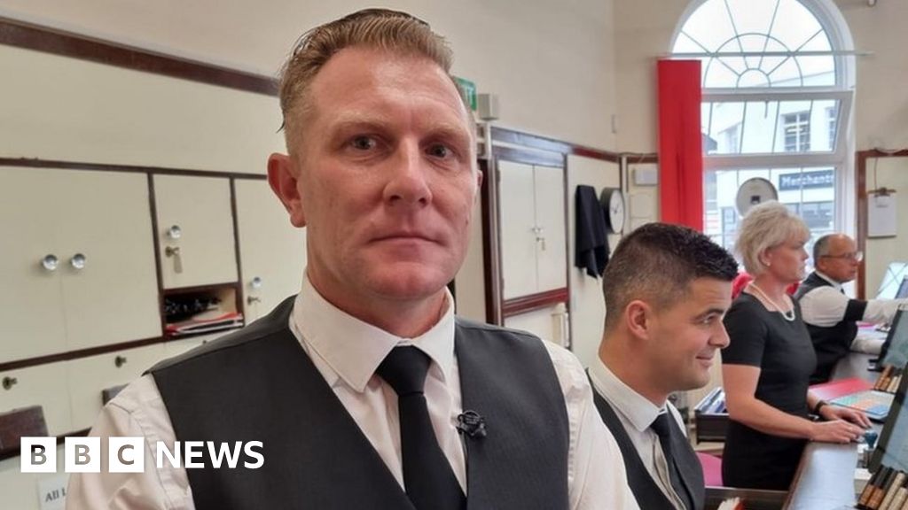 Queen Elizabeth II: Bude Postmaster remembers the Queen - BBC News