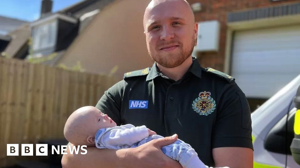 Leighton Buzzard mum who birthed twins alone 'a true inspiration'