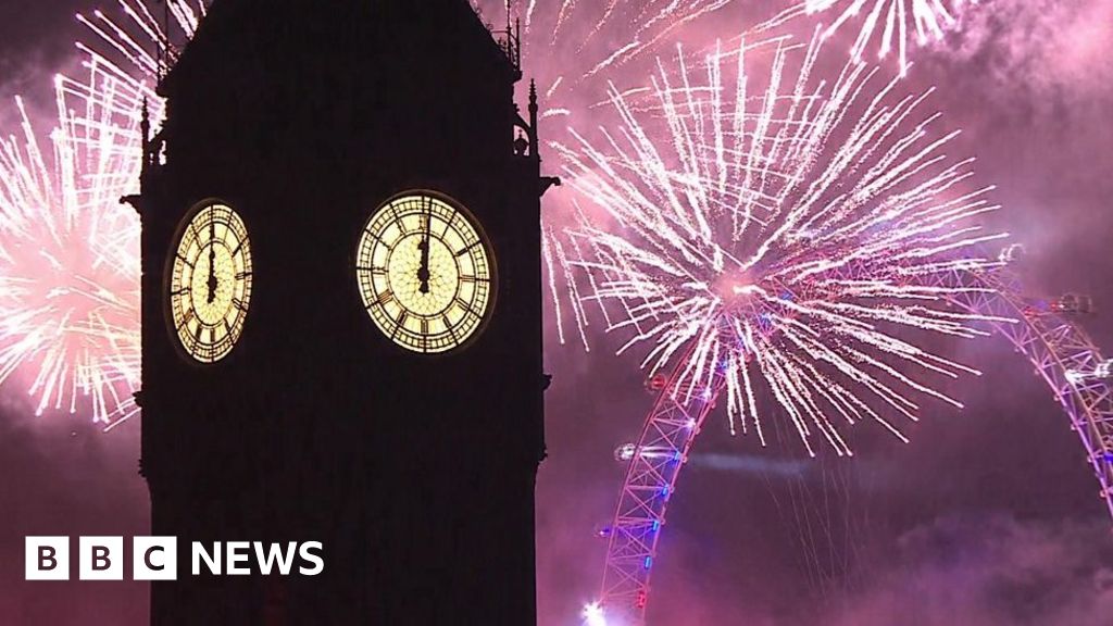 Big Ben ushers in 2017 in London - BBC News