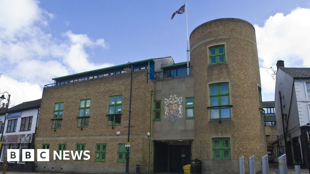 Luton football hooligans jailed for brawl with Southend fans - BBC News