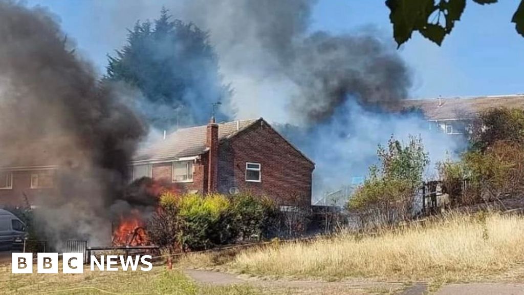 House and vehicles damaged in grassland fire - BBC News