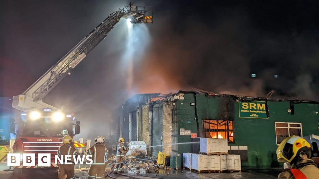 Northamptonshire crews tackle Wollaston roofing company blaze - BBC News