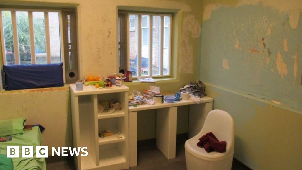 HMP Eastwood Park: women held in bloodstained cells - BBC News