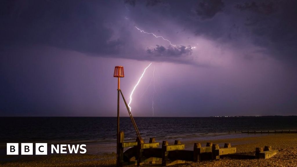 In Pictures: Lightning pierces UK skies - BBC News