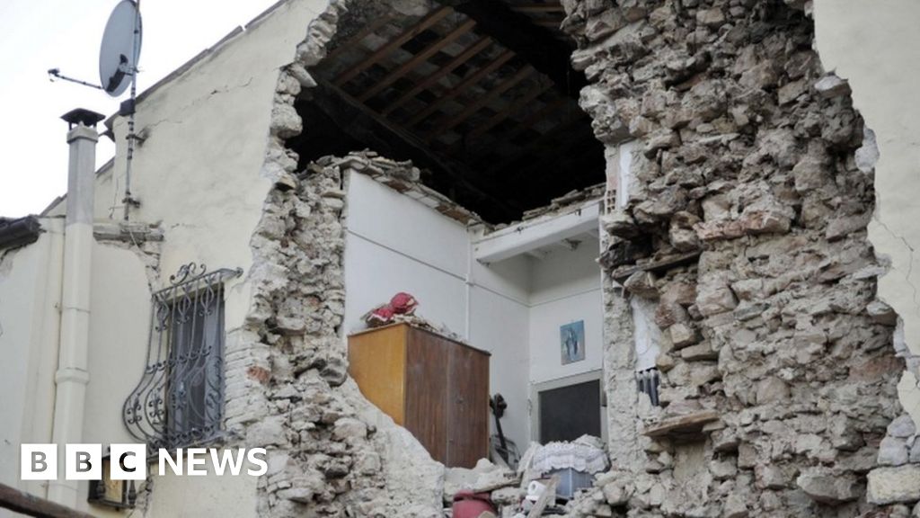 Italy quake: Strong tremor felt as far as Rome - BBC News