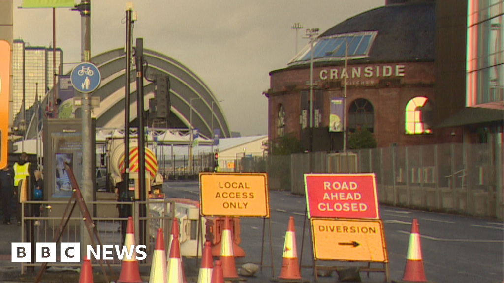 COP26: Disruption forecast in Glasgow as busy roads close - BBC News