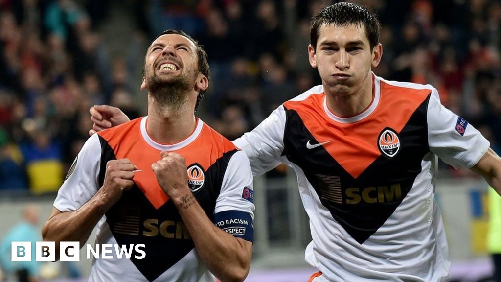 Football tackles conflict on the front lines - BBC News