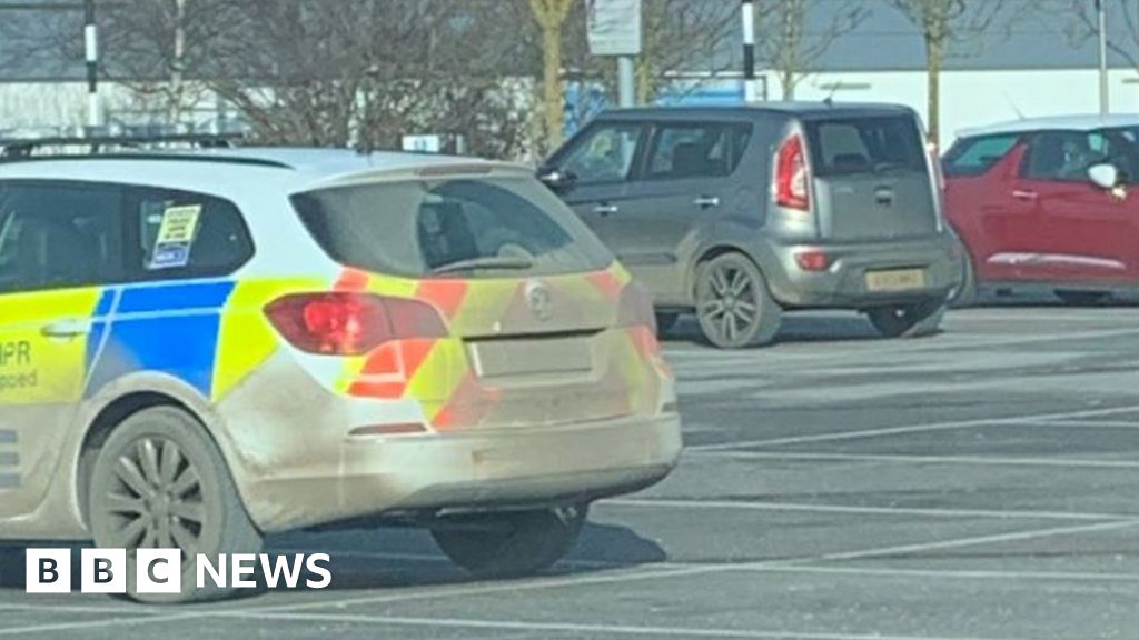 Lincolnshire Police apologise for patrol car's dirty number plate - BBC ...