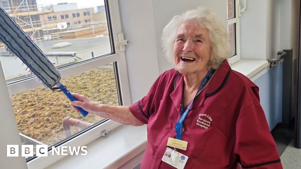 Southend hospital cleaner still working aged 90 - BBC News