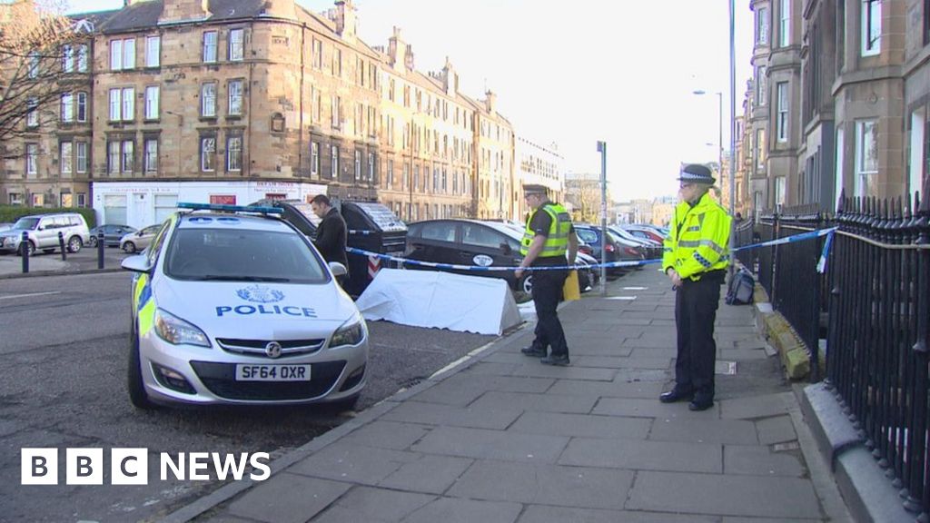 Body of man found in Edinburgh street - BBC News