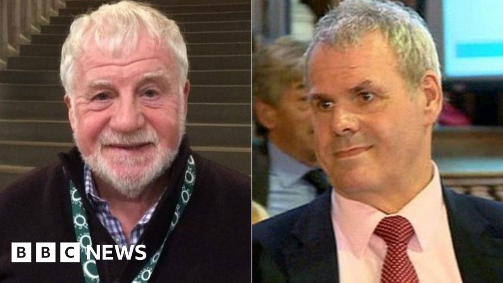 Rochdale Council leader backs predecessor over evidence - BBC News