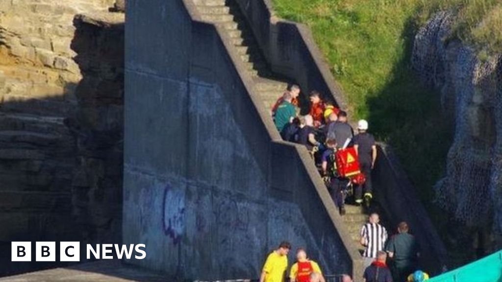 Boy, 13, 'seriously injured' in Cullercoats Bay cliff fall - BBC News