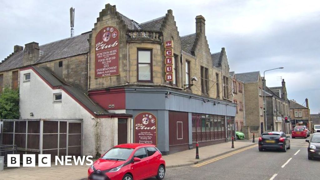 Man found in Broxburn with unexplained head injuries - BBC News