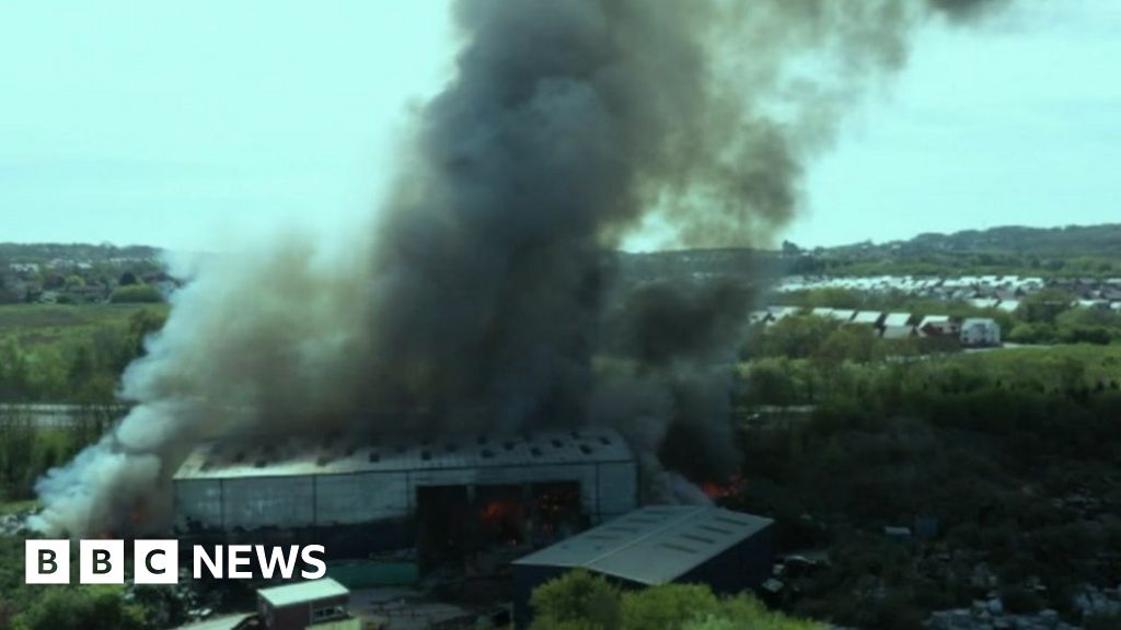 Telford fire: Crews set to tackle recycling plant blaze overnight - BBC ...