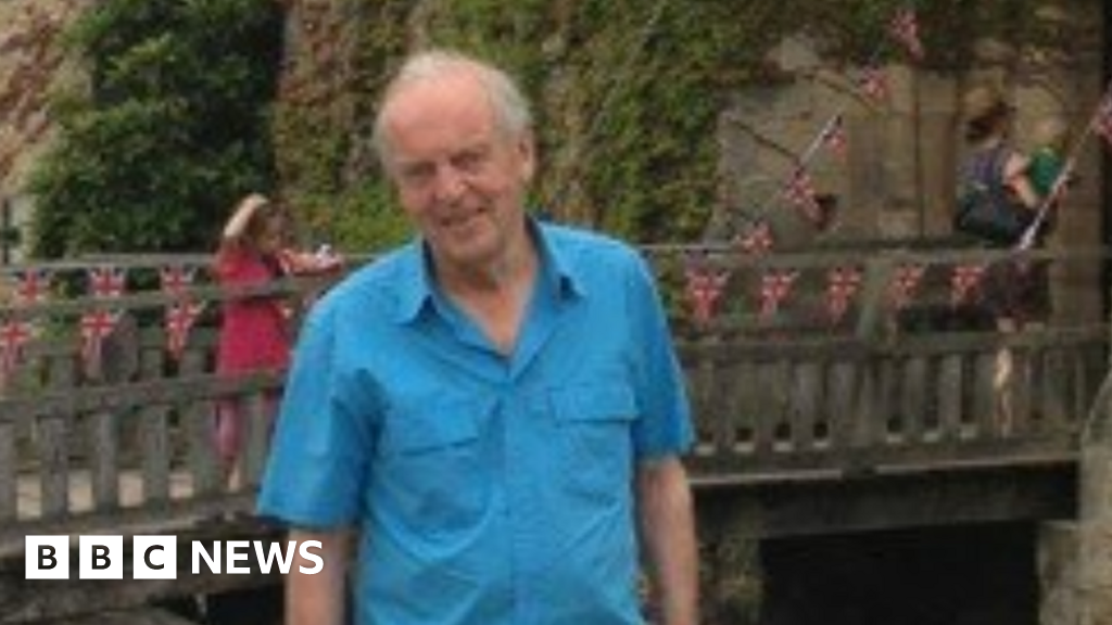 Search for missing 90-year-old sailor Arthur Taylor resumes - BBC News