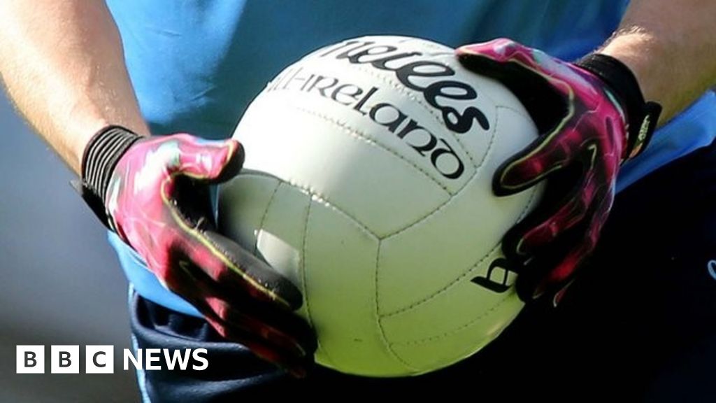 British Army plays historic GAA match in London - BBC News